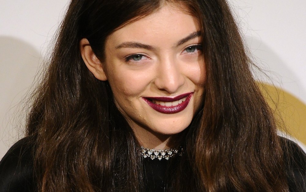 Lorde Shares Photo of Face Acne, Empowers Girls With Twitter Photo ...