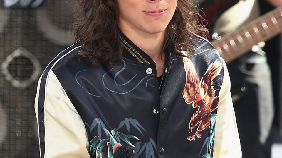 Harry Styles With Straight Hair Kind of Looks Like the Prince From ...