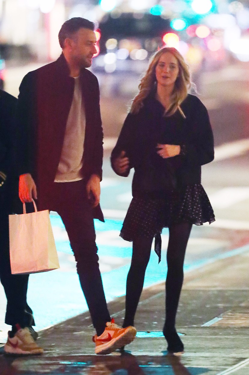 What Does Jennifer Lawrence's Engagement Ring Look Like? See Pic
