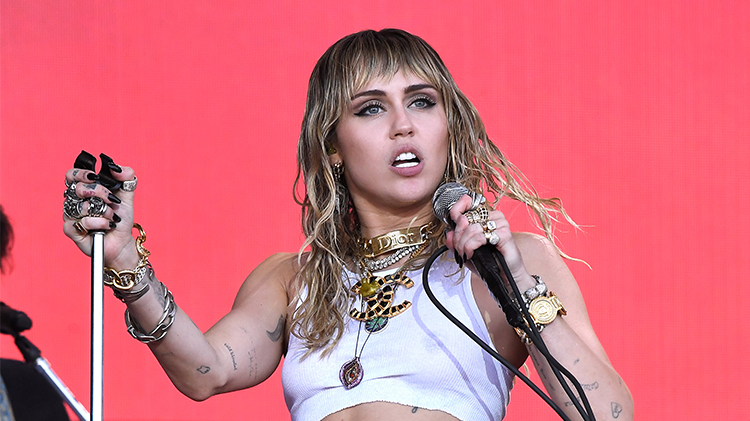 Miley Cyrus Spotted Without Wedding Ring Before Liam Hemsworth Split ...