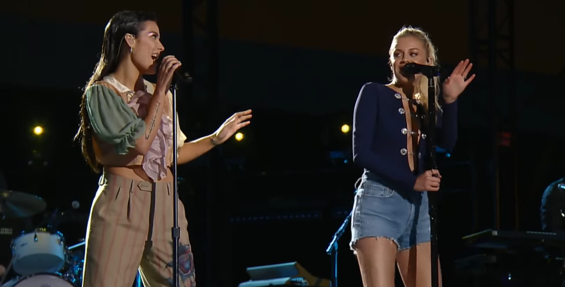 Halsey and Kelsea Ballerini Perform 'Graveyard' on 'CMT Crossroads ...