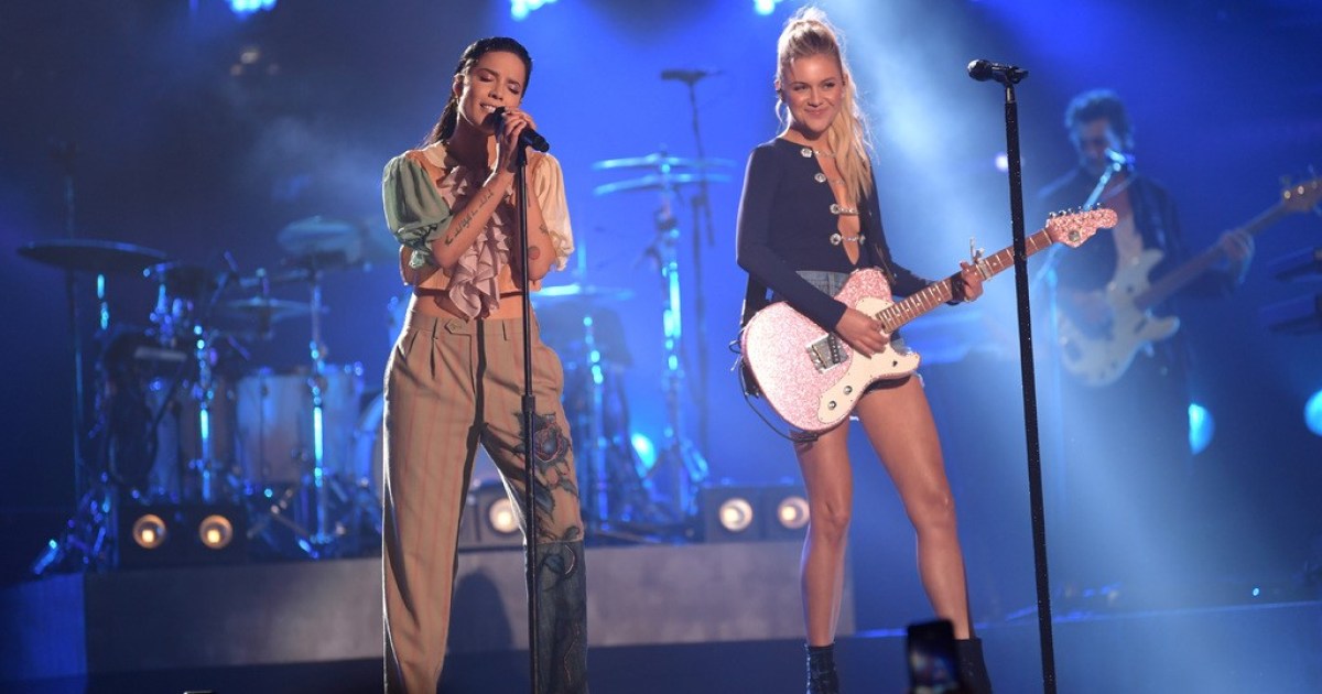 Halsey and Kelsea Ballerini Perform Together During CMT's 'Crossroads'