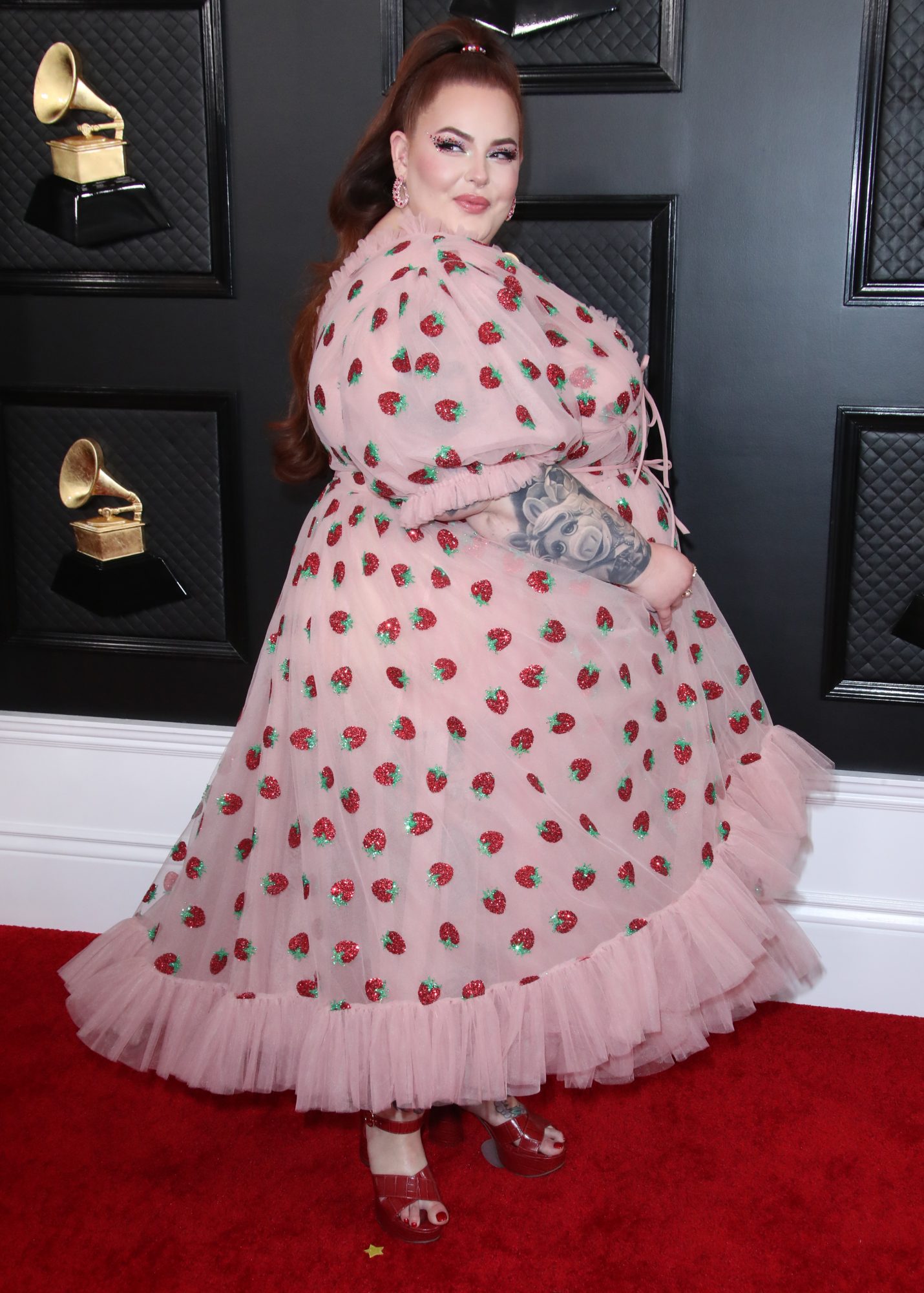 Tess Holliday Slams 'Entitled' Troll Asking About Her Health on ...