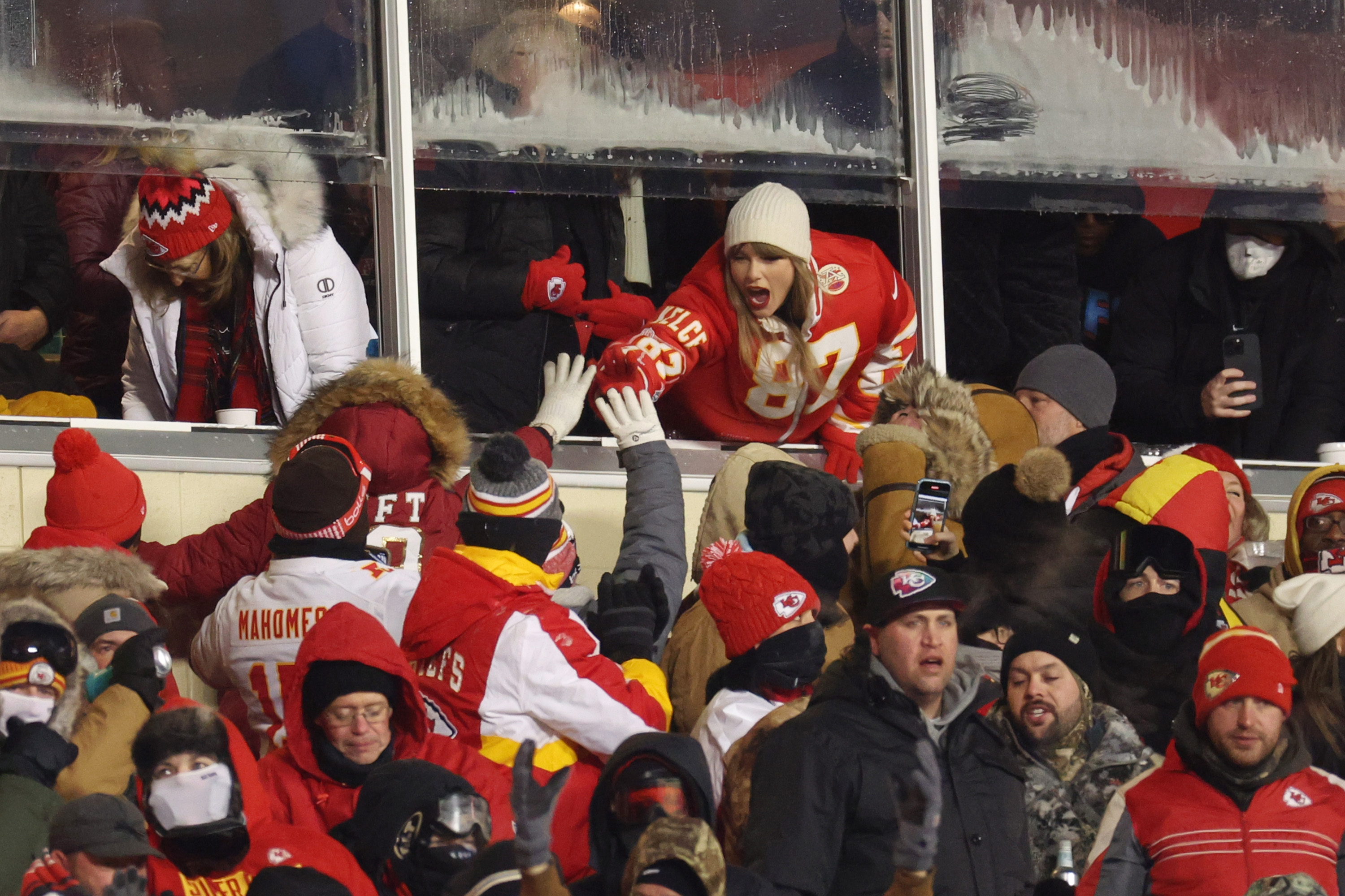 Taylor Swift High-Fives Fans at Travis' Freezing Playoff Game | Life ...