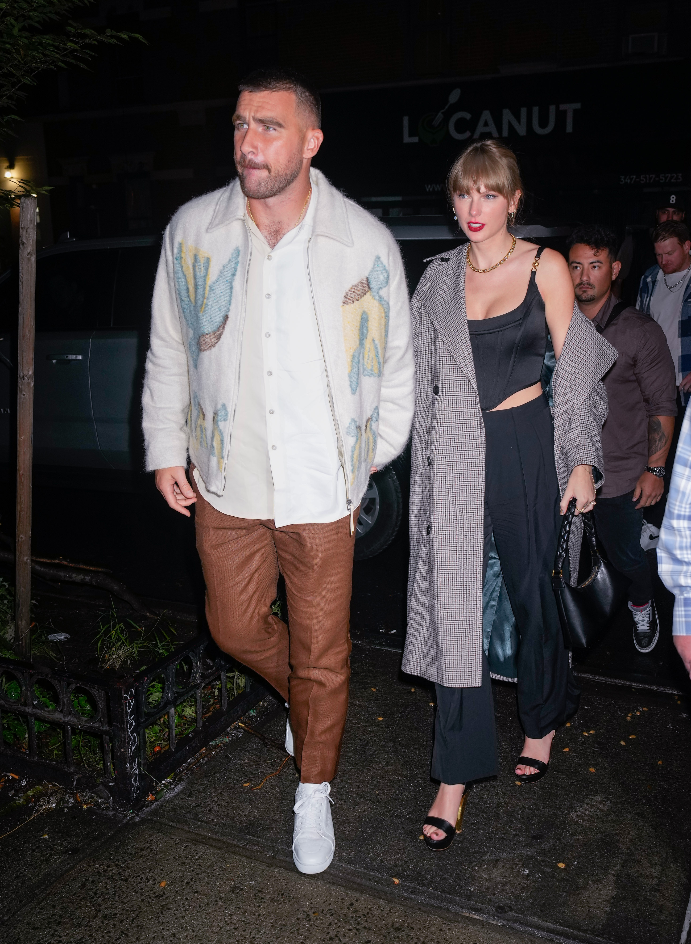Taylor Swift And Travis Kelce Hold Hands In Bahamas Vacation Life And Style