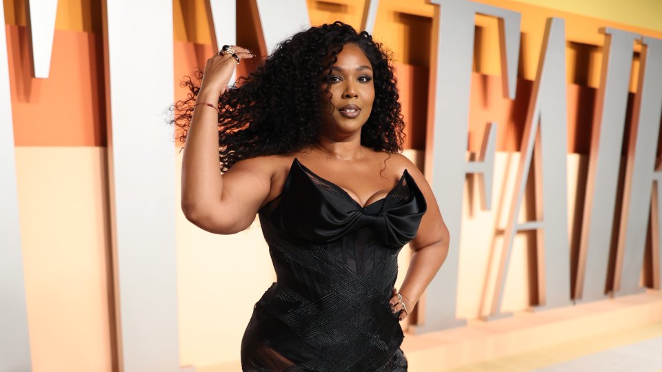 Lizzo Flaunts 60-Pound Weight Loss While Dancing in a Racy Outfit ...