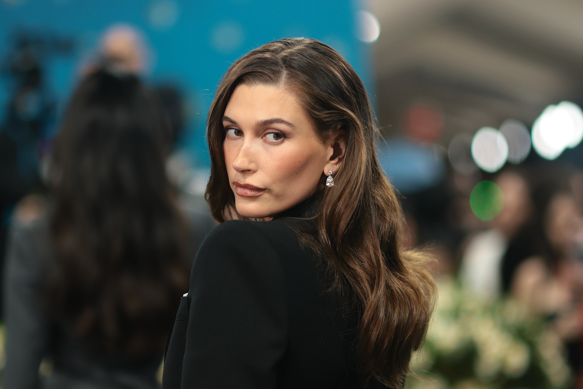 Hailey Bieber Attends Met Gala 2025 Without Justin: Red Carpet Photos ...