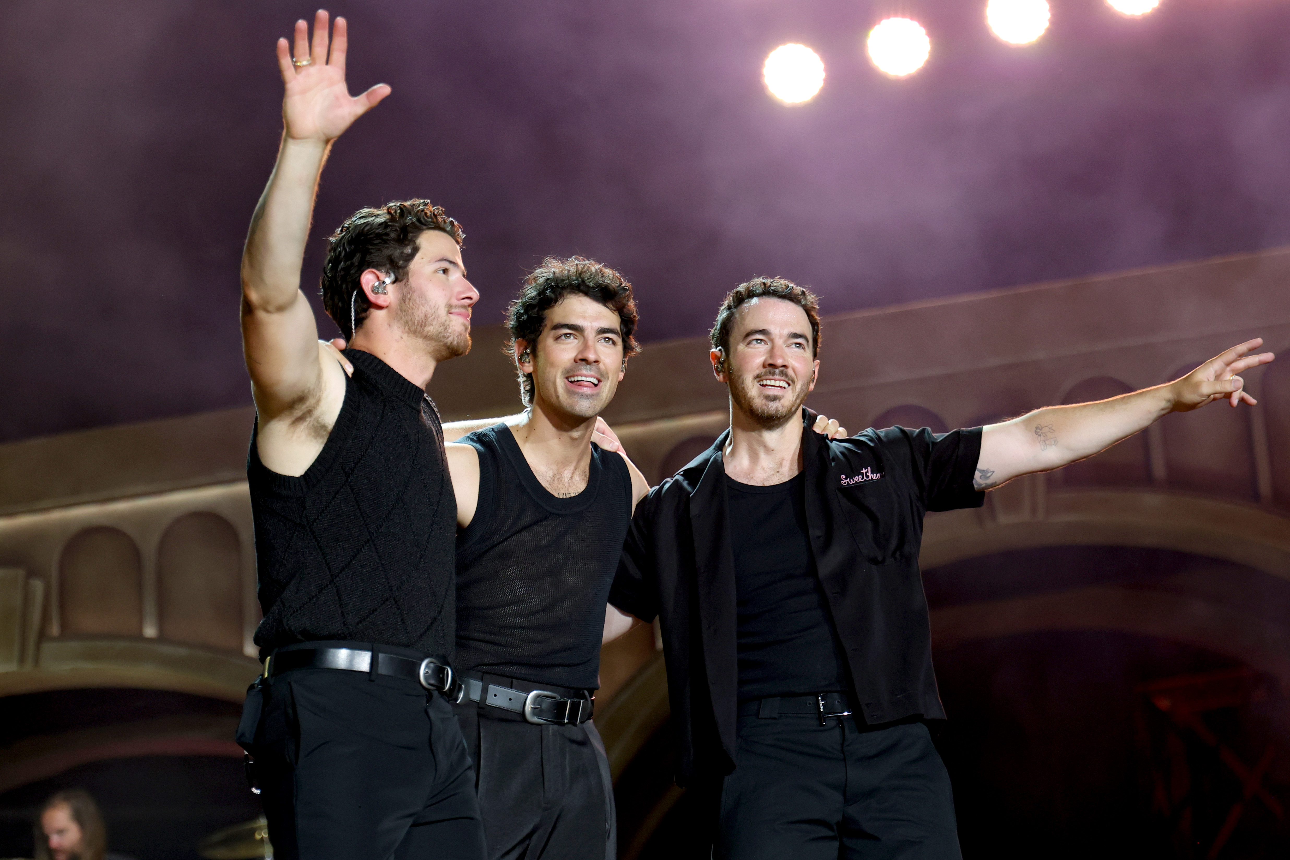 Jonas Brothers Jonas20 Tour: List of All the Surprise Celebrity Guests ...